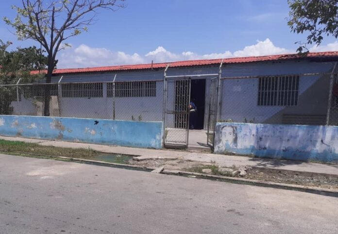 Escuela Eutimio Rivas de Cumaná hundida en aguas servidas - Radio Fe y ...