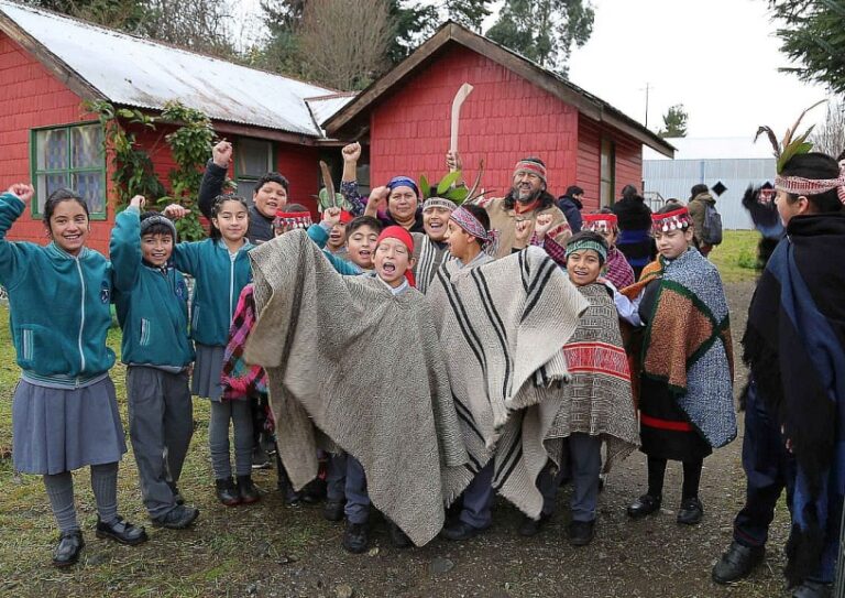 En comunidades de Chile crece la educación intercultural - Radio Fe y ...