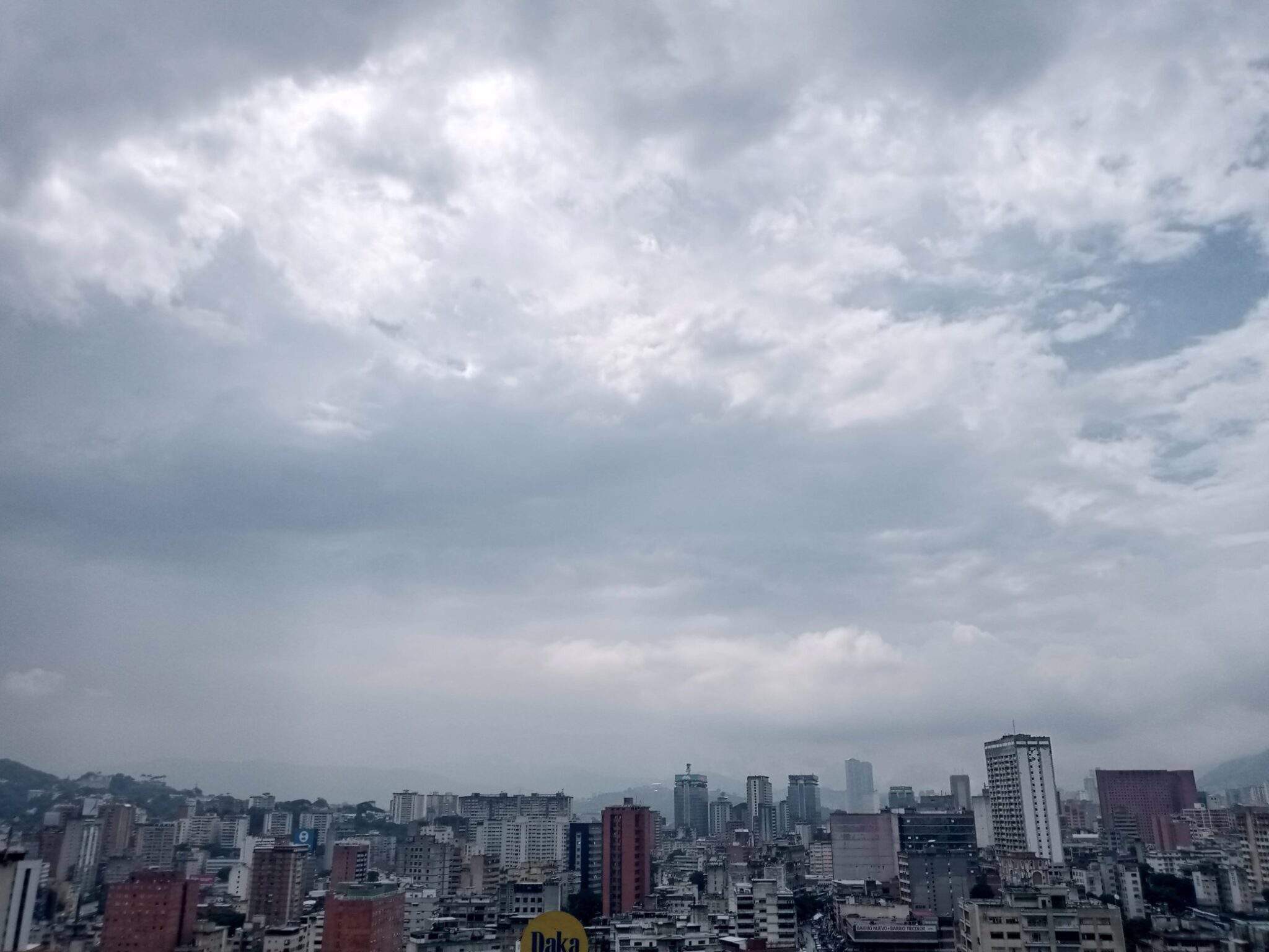 Lluvias causaron inundaciones y caos en Caracas - Radio Fe y Alegría ...