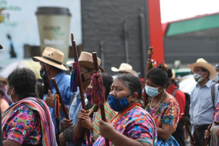 Indígenas y campesinos guatemaltecos se oponen a la Ley Monsanto ...