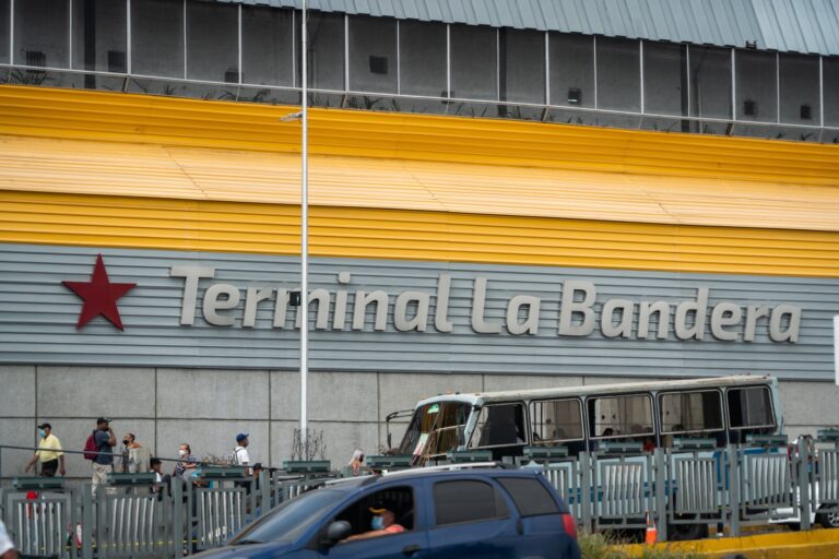 Más de 400 mil personas se movilizaron por la terminal de La Bandera en ...