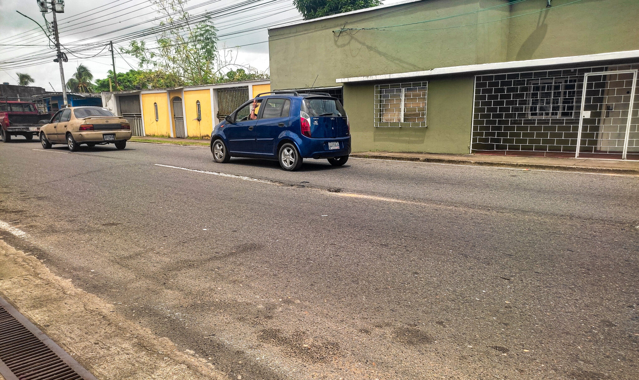 Una tubería rota socava lentamente la Avenida Rivera de Tucupita ...